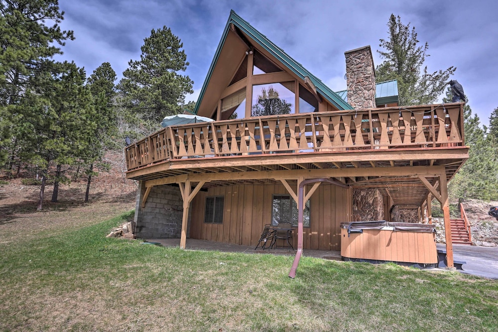 Black Hills Hideaway W/ Wraparound Deck & Hot Tub! - South Dakota
