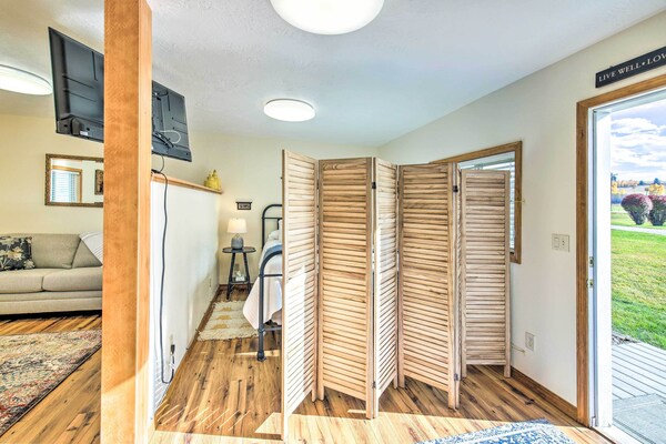 Cozy Cottage Studio: Stunning Mountain Views! - Montana