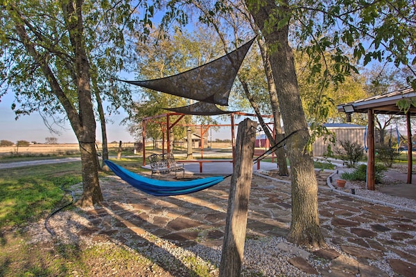 Charming Gainesville Retreat: Barn, Horses Welcome - Gainesville, TX