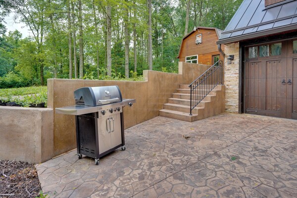 Large Family Home W/ Patios, Gas Grill + Fire Pit! - Marysville, OH