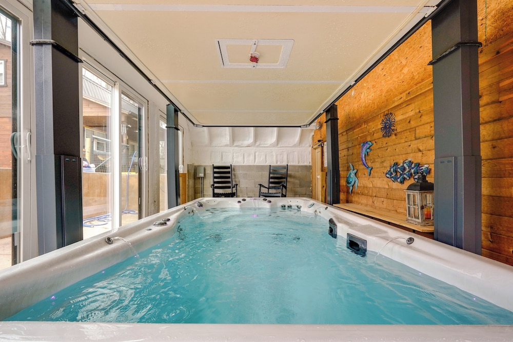 Large Family Home W/ Patios, Gas Grill + Fire Pit! - Marysville, OH