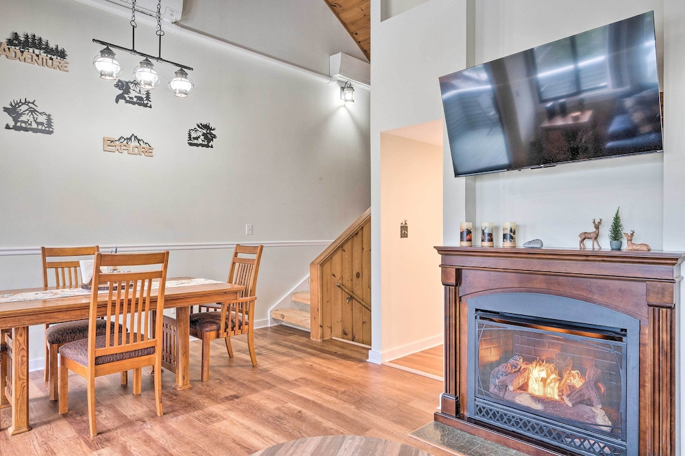 Mtn-view Escape W/ Deck: 1 Mi To Ski Resort! - New Hampshire