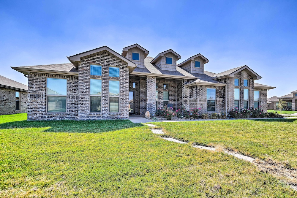 Modern Amarillo House W/ Fire Pit + Hot Tub! - Amarillo, TX