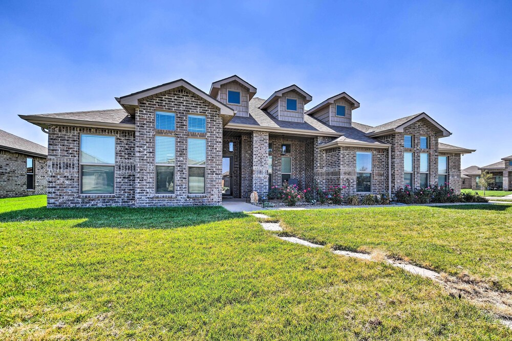Modern Amarillo House W/ Fire Pit + Hot Tub! - Amarillo, TX