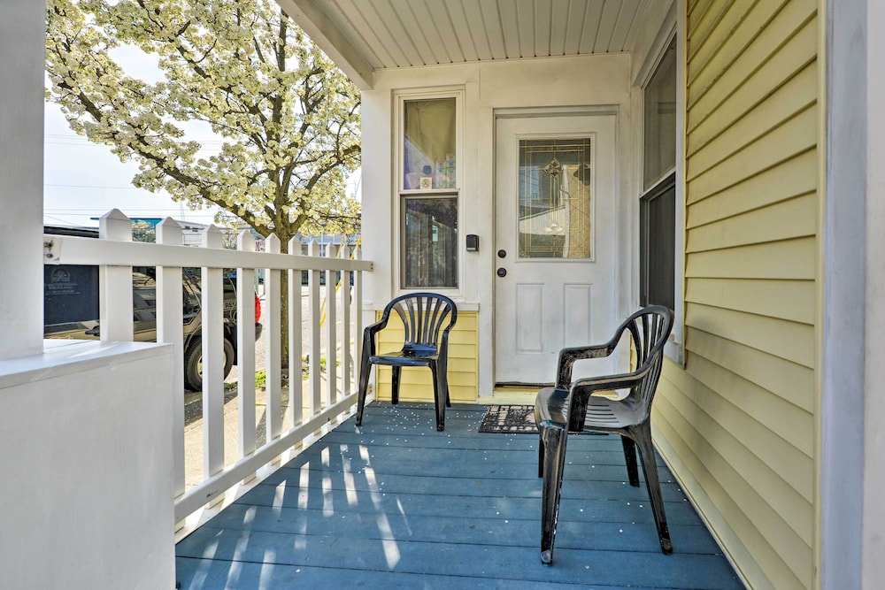 Wildwood Apartment - Porch & Enclosed Sunroom! - Wildwood, NJ