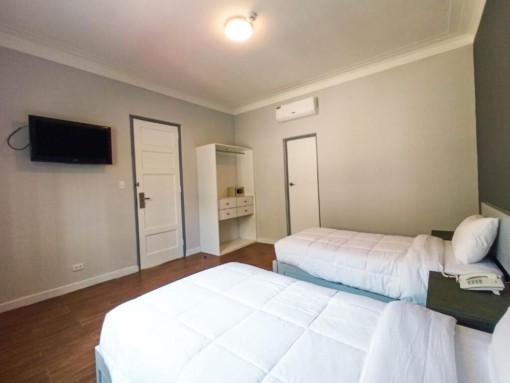 Edredões de penas, camas de colchão Select Comfort, cofre no quarto 