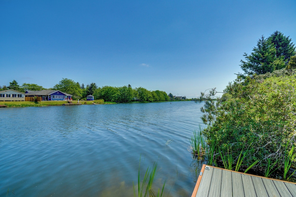 Dog-friendly Retreat W/ Dock & Waterfront Views - Ocean Shores, WA