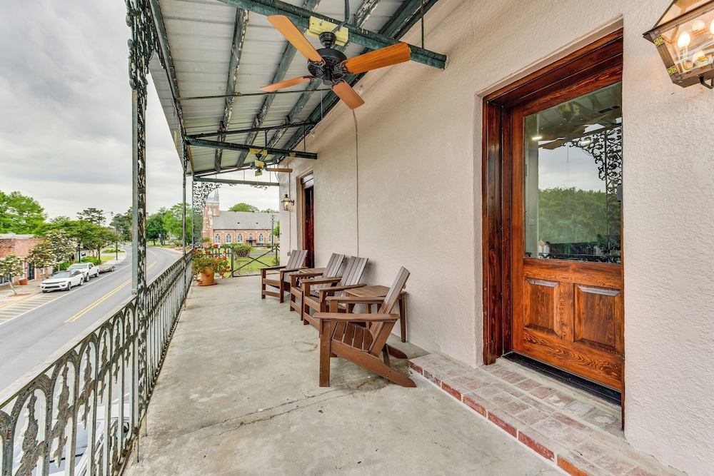 Charming Louisiana Getaway W/ Furnished Balcony! - Livonia, LA