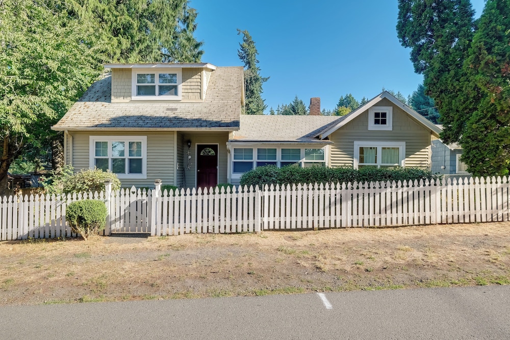 Charming Indianola Home: Walk To Town! - Bainbridge Island, WA
