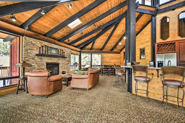 Cozy 'Grand Woodland' Cabin W/ Mountain Views - Pine Mountain Club, CA