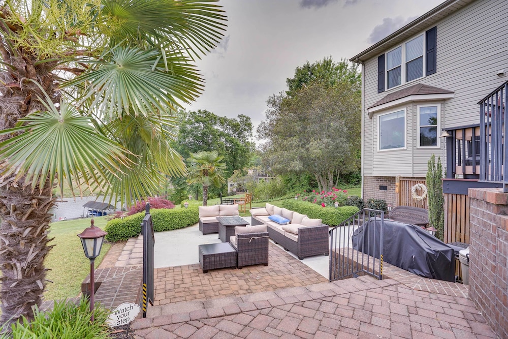 Dock & Kayaks: Lakefront Roanoke Rapids Home - Halifax, NC
