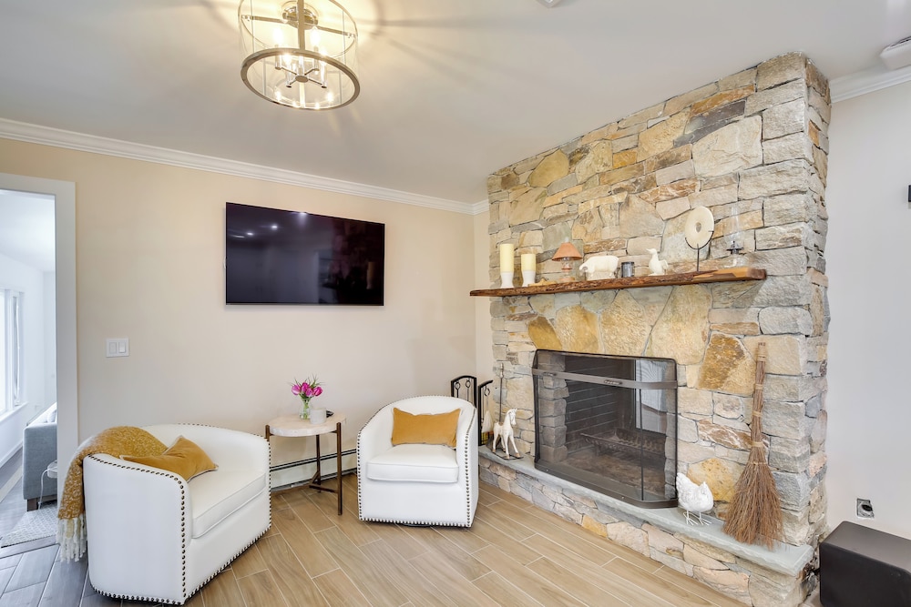 Lovely Highland Home W/ Pool & Hot Tub! - Hyde Park, NY