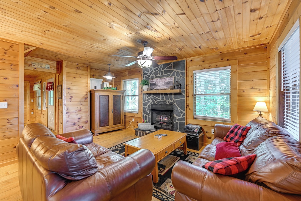 Pet-friendly Bryson City Cabin W/ Fire Pit + Deck! - Great Smoky Mountains National Park