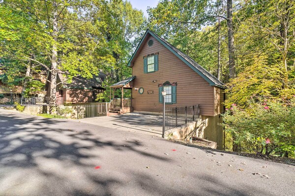 Picturesque Pigeon Forge Cabin W/ Mountain Views - Pigeon Forge, TN