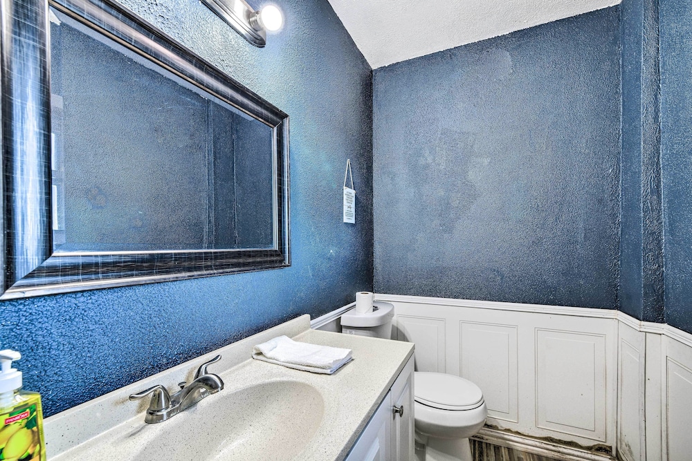 Sunny Lakefront Family Paradise W/ Deck & 2 Kayaks - Granbury, TX