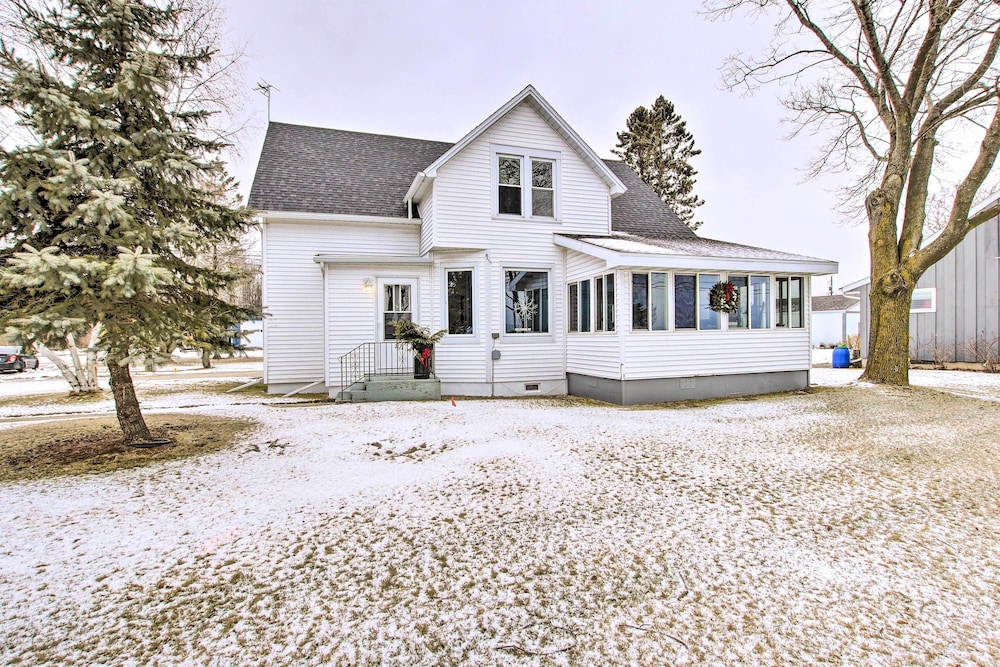 5 Mi To Point Beach State Forest: Home W/ Fire Pit - Two Rivers, WI