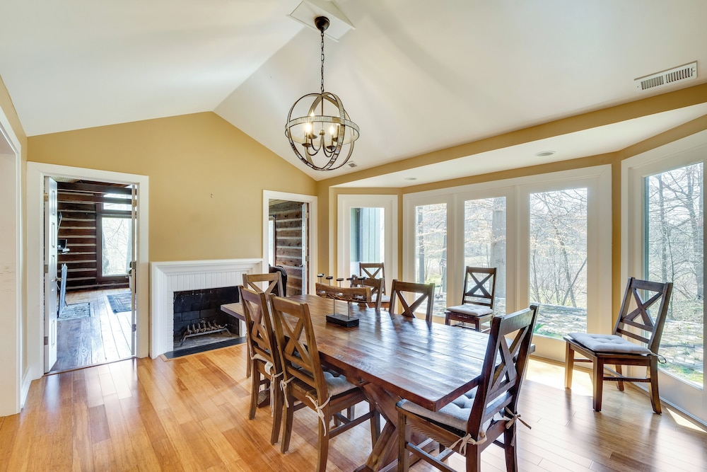 Spacious Prospect Cottage W/ Deck & Scenic Views - Louisville, KY