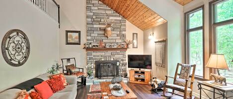 Casa (3 Bedrooms) | Área de estar | TV, lareira, mesa de pingue-pongue, livros