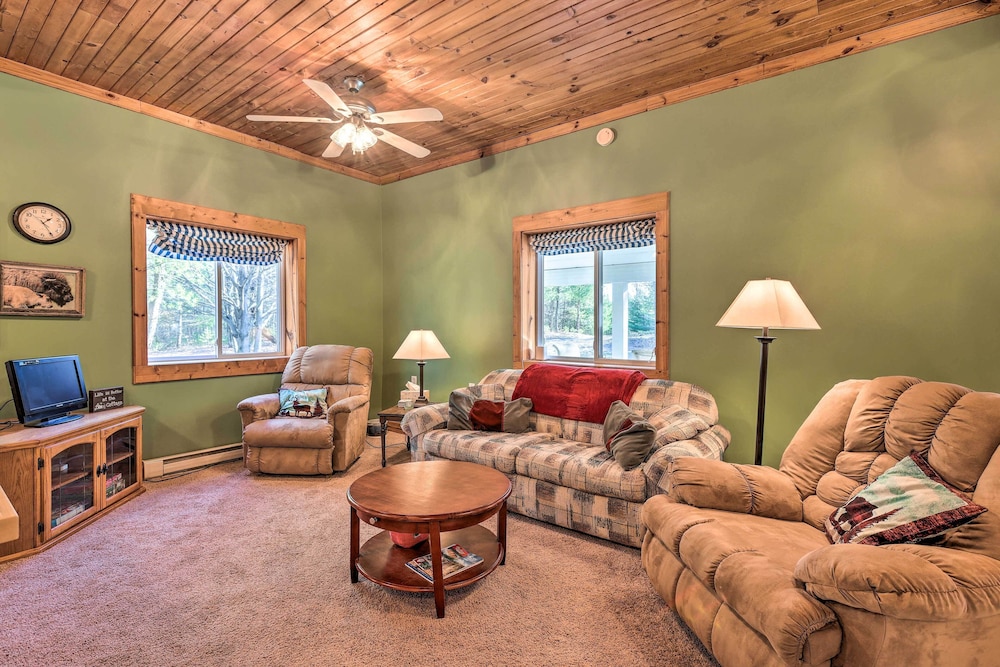 Secluded Bear Lake Getaway W/ Fire Pit & Porch! - Bear Lake, MI