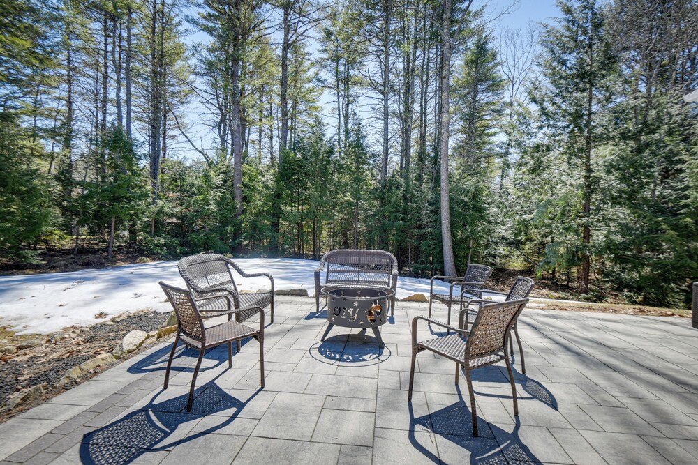 Stunning Wells Home W/ Fire Pit & Porch! - Wells, ME