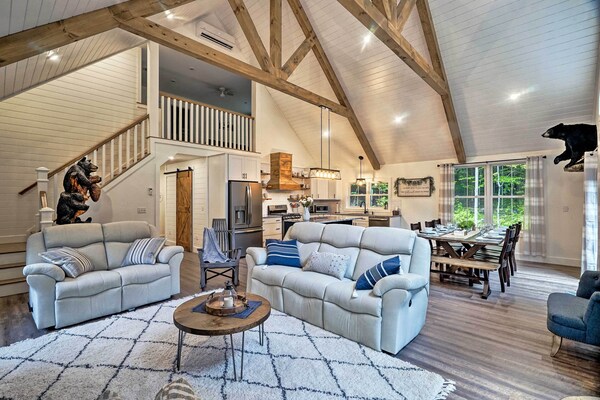 Hot Tub, Grill & Mtn Views! Benezette Cabin - Moshannon State Forest, Penfield