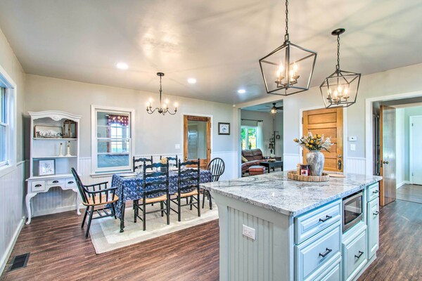 Beautifully Restored Farmhouse In Marshall! - Lincoln Trail State Park, Marshall