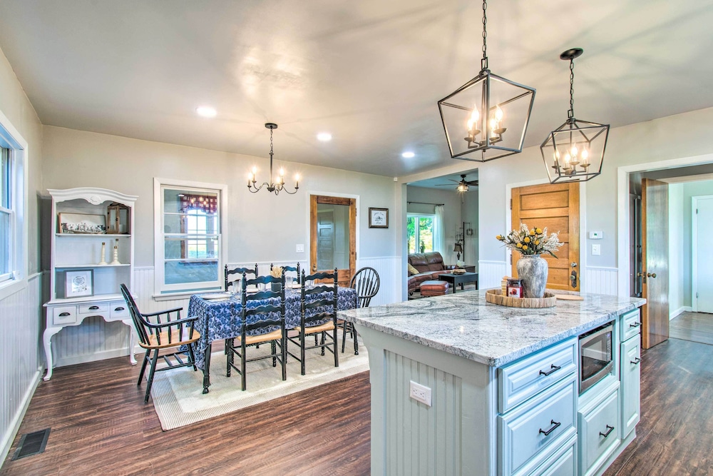 Beautifully Restored Farmhouse In Marshall! - Illinois