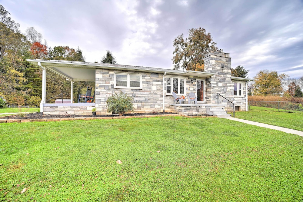 Home W/ Yard: 8 Mi To French Broad River Park - Asheville, NC