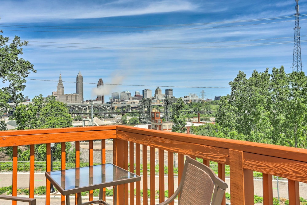 Central Cleveland Gem W/ Direct Skyline View! - Cleveland, OH