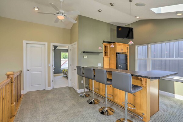 Central Cleveland Gem W/ Direct Skyline View! - Parma, OH