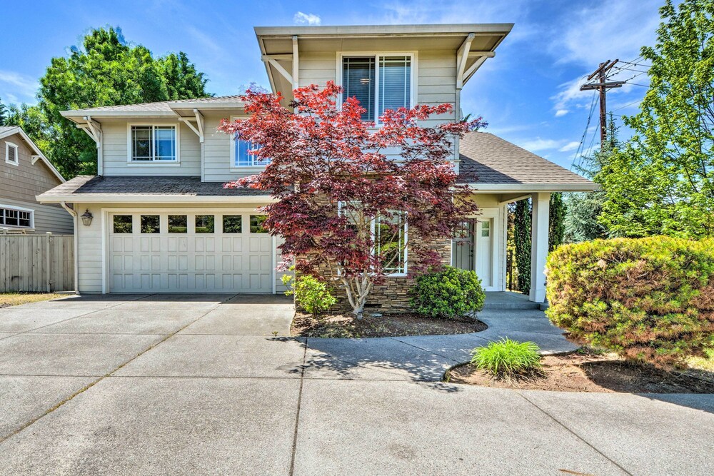 Charming Medford Getaway ~ 4 Miles To Downtown! - Medford, OR