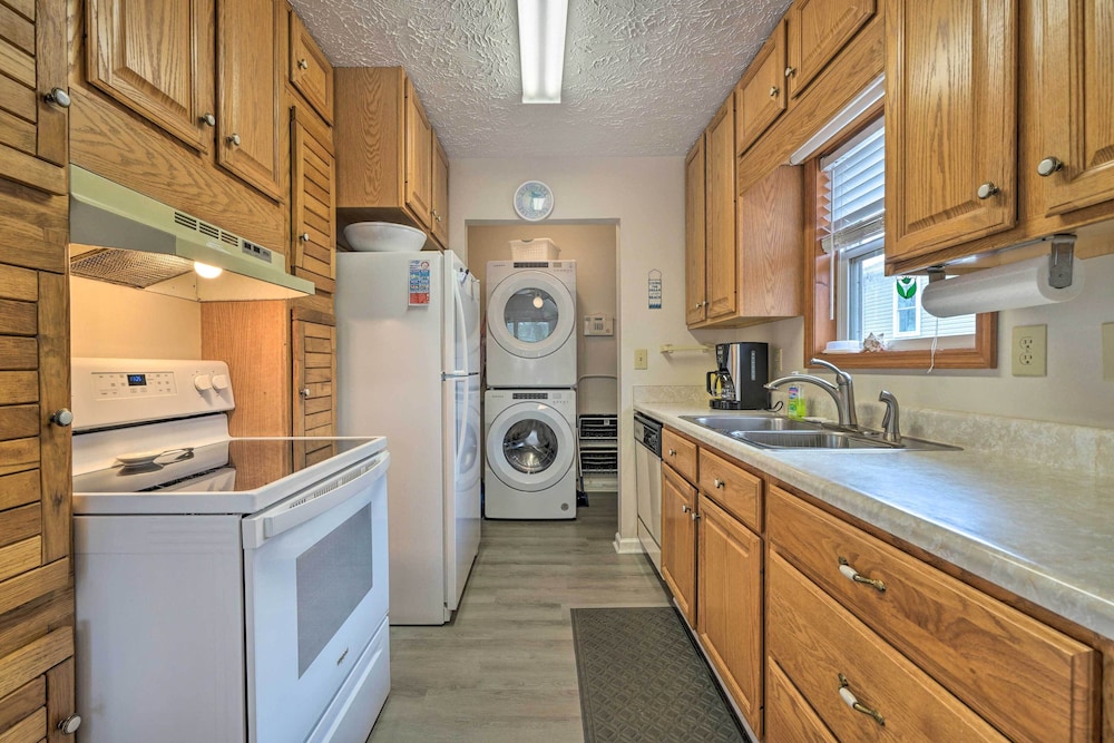 Cozy Oak Island House < 1 Mi To Beaches! - Southport, NC