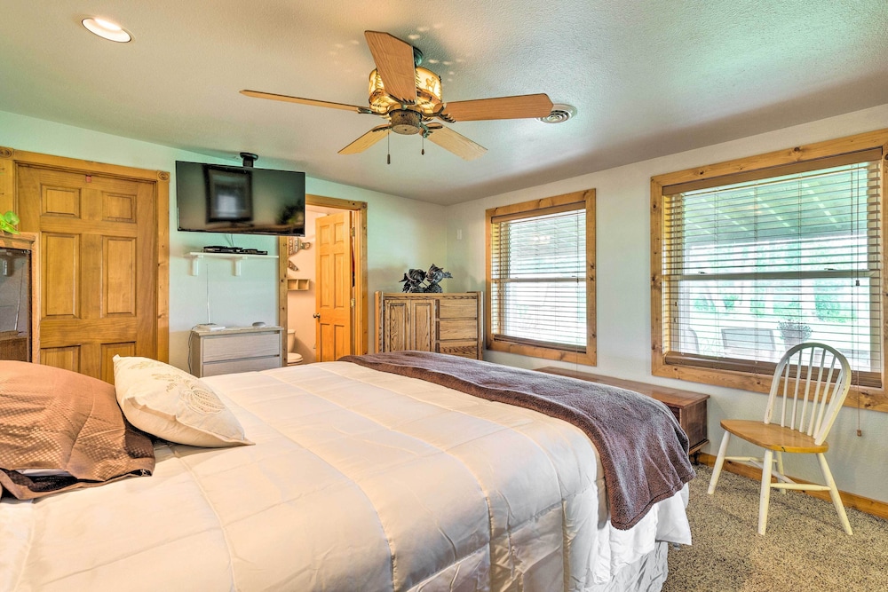 Family Home W/ Hot Tub - Walk To Johnson Lake! - Nebraska