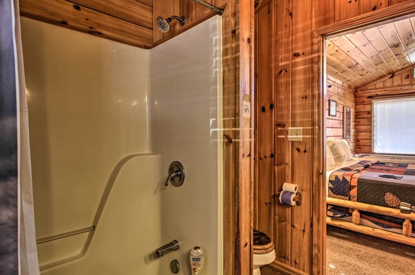 Hidden Springs Cabin W/ Hot Tub, 2 Mi To Dollywood - Gatlinburg, TN