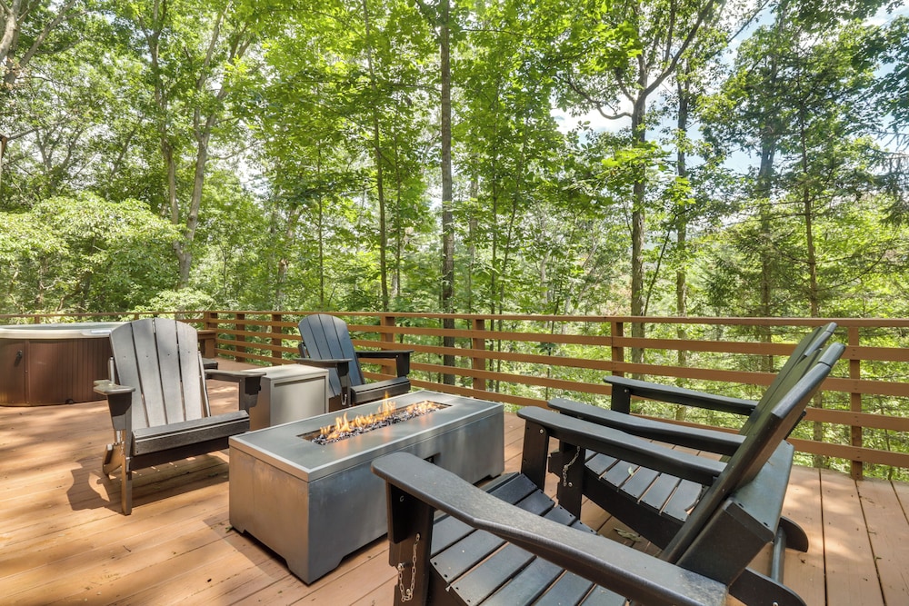 Fully Renovated Broadway Cabin W/ Private Hot Tub! - Broadway, VA