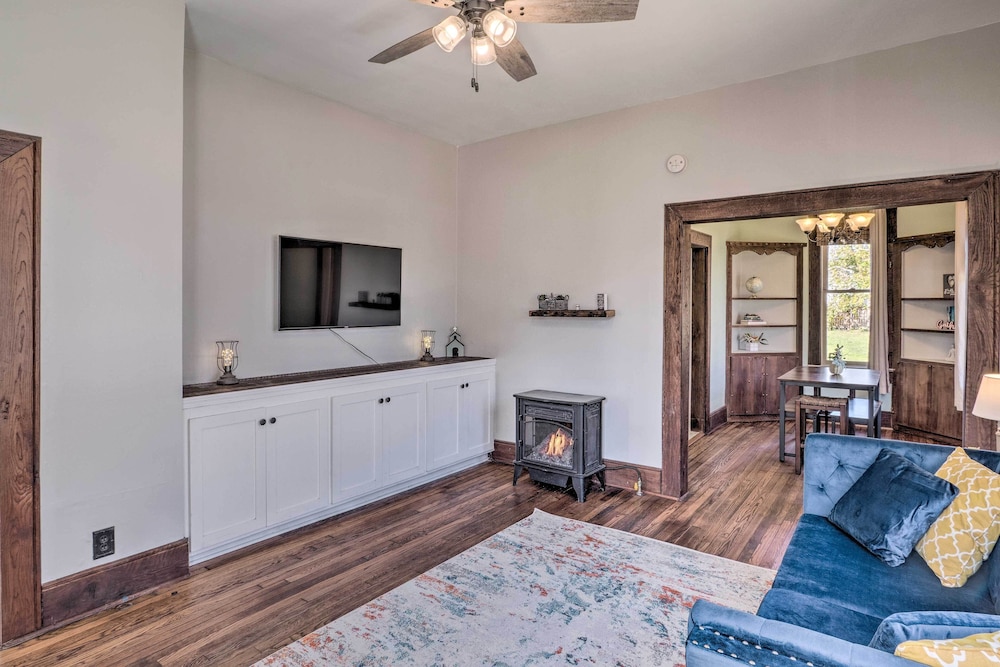 Lake Charles Cottage W/ Fireplace & Yard! - Golden Nugget Lake Charles Hotel & Casino