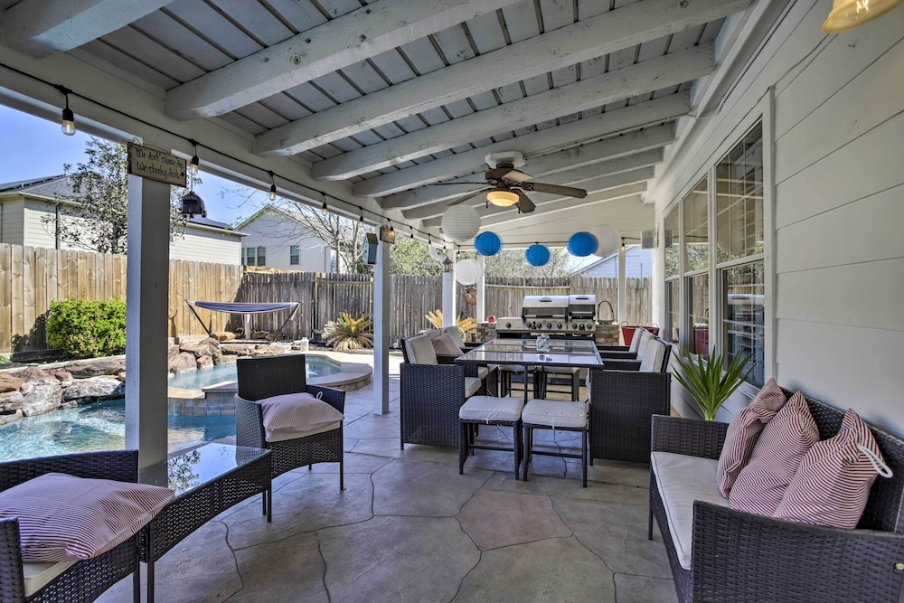Luxe Home 30 Miles To Houston W/ Pool & Grill - Stagecoach, TX