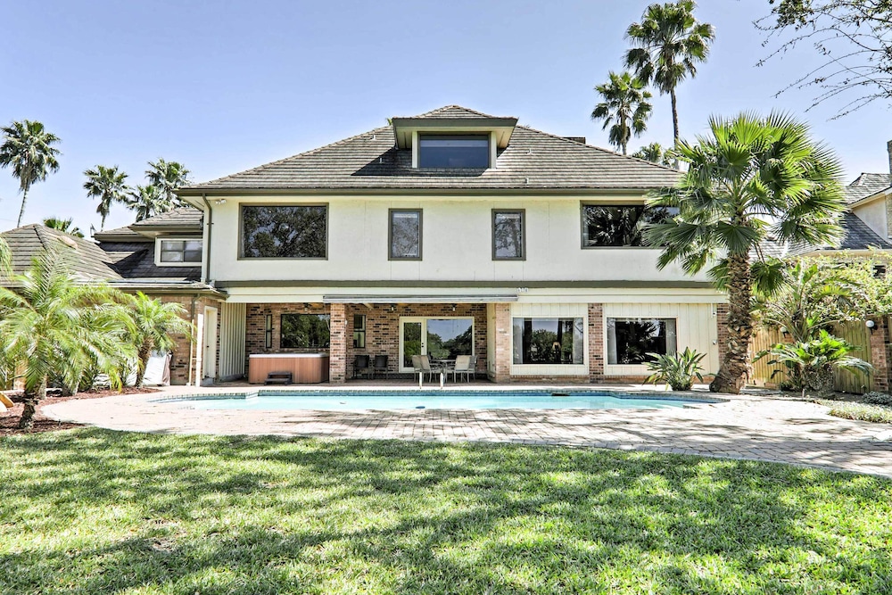 Pool & Hot Tub: Lakefront Harlingen Home - La Paloma, TX