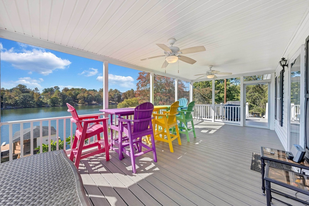 Family Lake Retreat W/ Screened Deck! - Smith Mountain Lake, VA