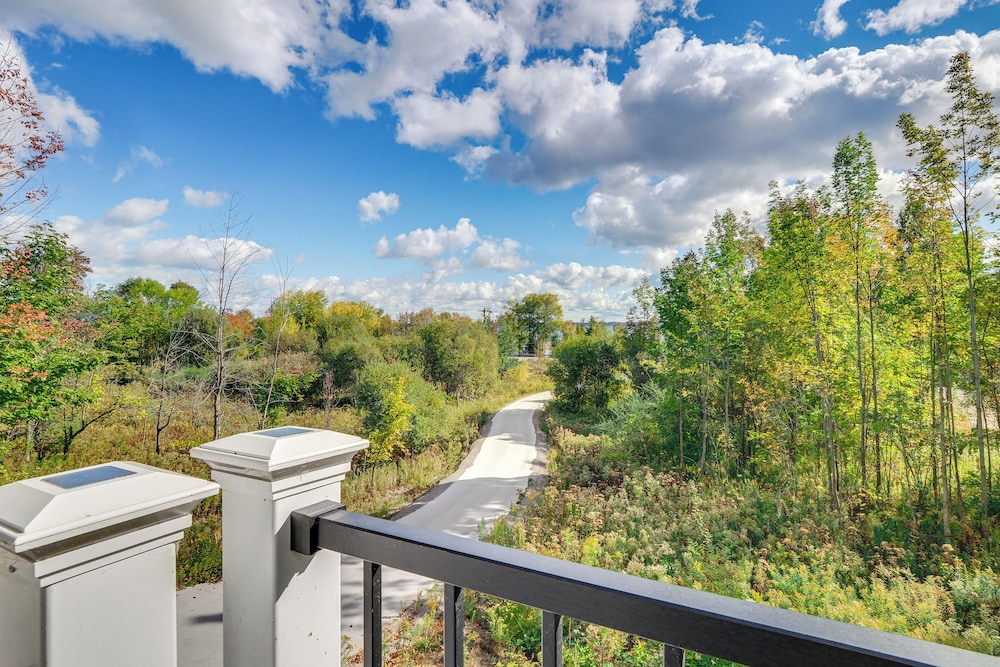 Suttons Bay Home: Hot Tub, Lake Views & Fire Pit - Suttons Bay, MI