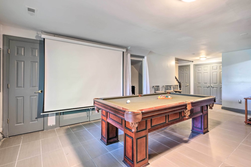 Pond-view Deck + Pool Table: Woodbridge Haven! - Woodbridge, VA