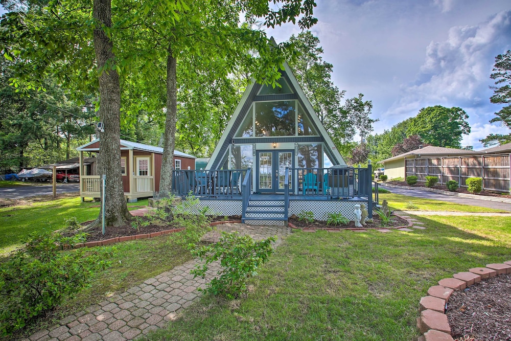 Deck, Boat Slip + Views: Lake Hamilton Cabin! - Hot Springs, AR