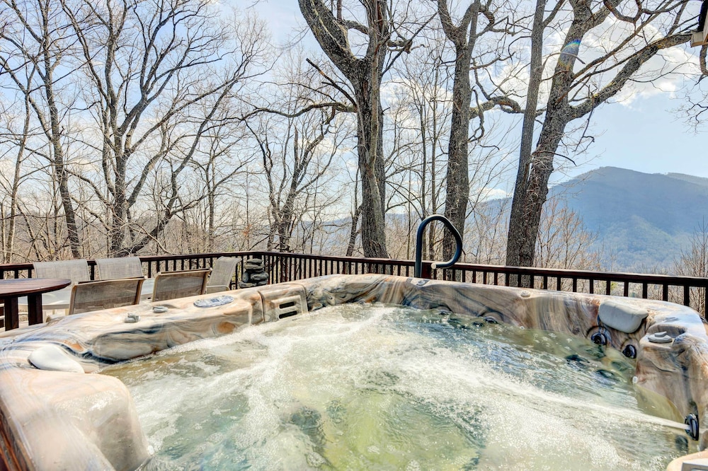 Stunning Maggie Valley Getaway W/ Decks, Fire Pit! - Maggie Valley, NC