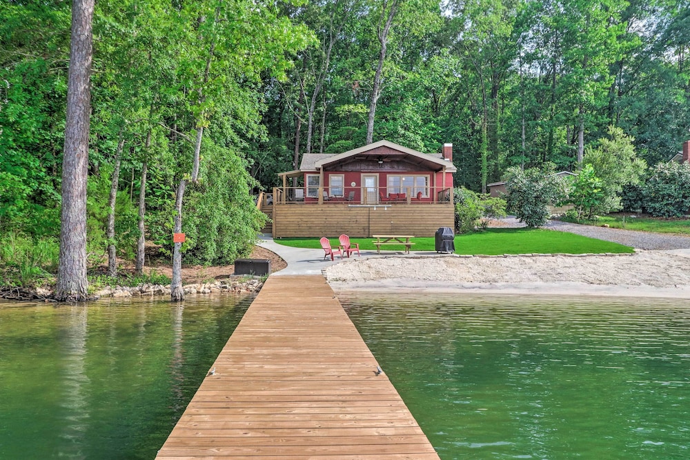 Waterfront Lake Martin Home W/ Grill & Beach! - Lake Martin, AL