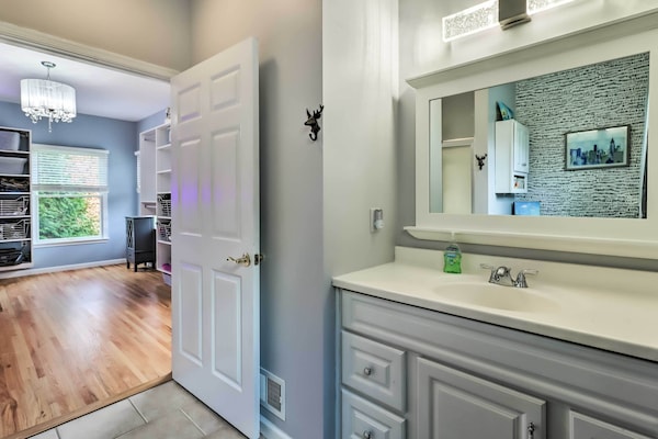 Calm Columbia Haven: Outdoor Pool, Hot Tub! - Hope, NJ