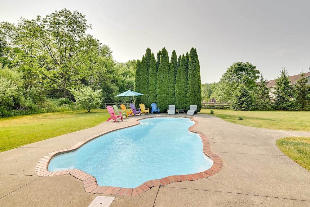 Calm Columbia Haven: Outdoor Pool, Hot Tub! - New Jersey