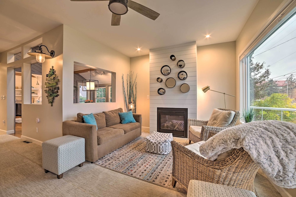 Chic Manistee Cottage: Steps To Lake Michigan! - Manistee, MI