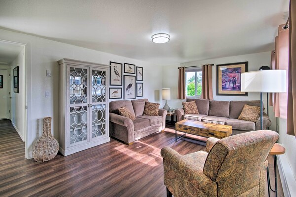 North Bend Home W/ Cornhole Court & Putting Green - Coos Bay, OR