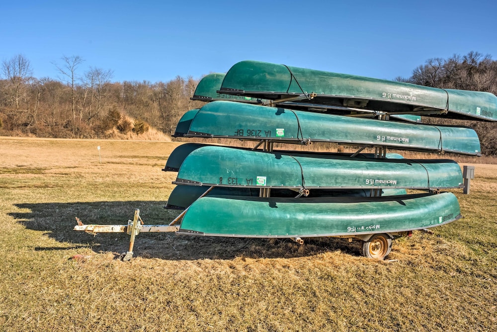 'The Burgundy Cabin' Iowa Retreat: Pond & Fire Pit - Goose Lake, IA
