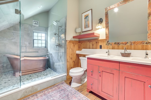 9 Mi To Boyne Resort! Farmhouse Near Town & Lake - Petoskey, MI